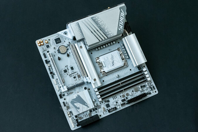 microATX 尺寸白化設計，GIGABYTE Z790M AORUS Elite AX Ice 開箱動手玩 - BenchLife.info