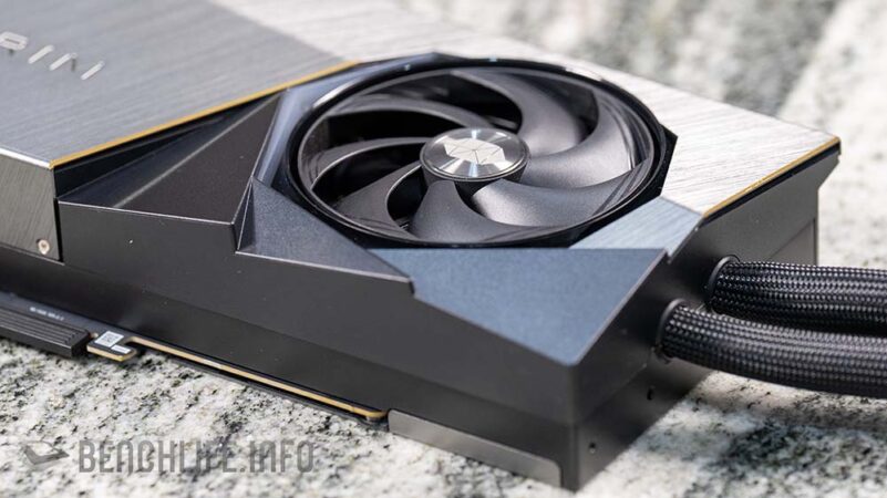 升級至 360mm 冷排與 7 葉 StormForce 風扇，MSI GeForce RTX 5090 32G Suprim Liquid ...