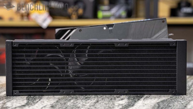 升級至 360mm 冷排與 7 葉 StormForce 風扇，MSI GeForce RTX 5090 32G Suprim Liquid ...